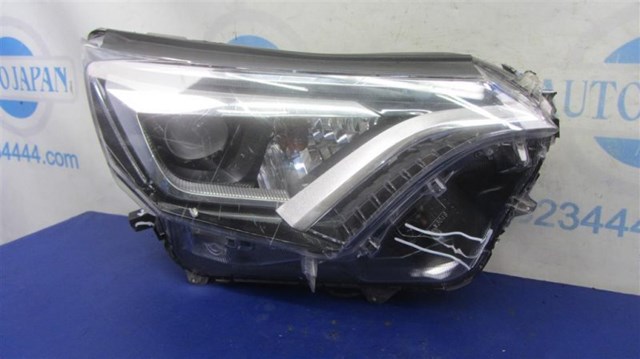 811100R080 Toyota фара правая