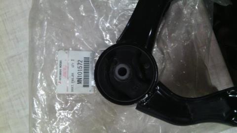 MN101572 Mitsubishi подушка (опора двигателя левая)