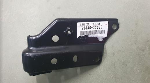 5383533080 Toyota Кронштейн крепления крыла переднего правого передний