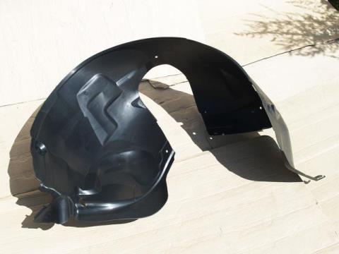 LR001553 Land Rover подкрылок передний правый