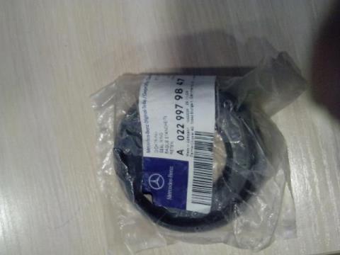 A0229979847 Mercedes сальник полуоси заднего моста внутренний