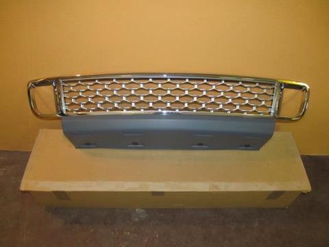 LR026421 Land Rover решетка переднего бампера