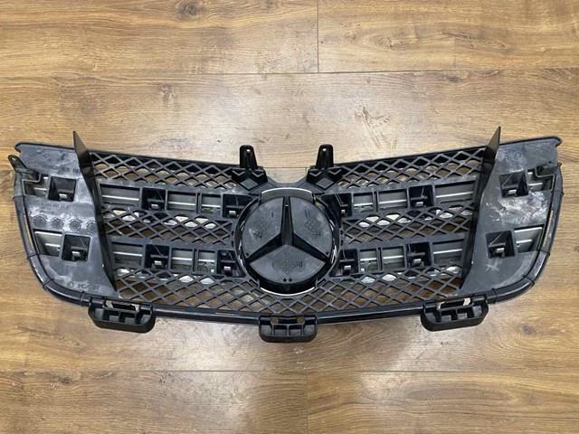 1648802785 Mercedes решетка радиатора