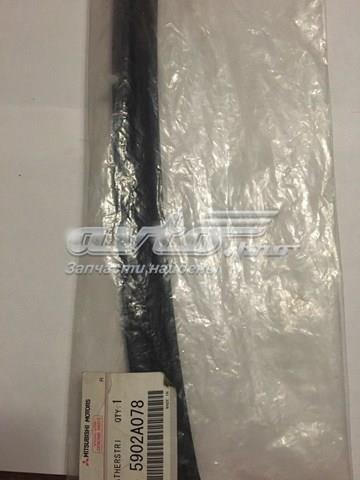 5902A078 Mitsubishi уплотнитель капота