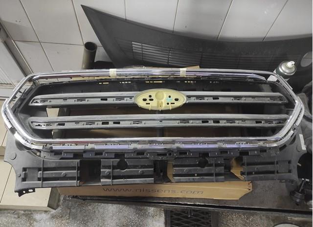 GJ5Z8A284AA Ford Кронштейн решетки радиатора