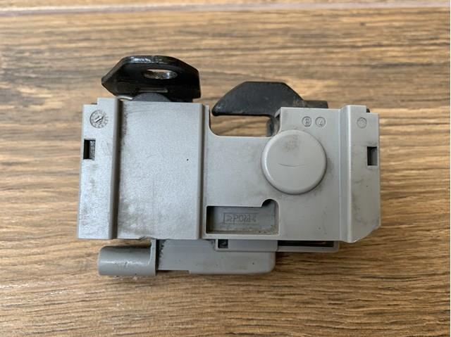 2048704458 Mercedes перемикач замка капоту