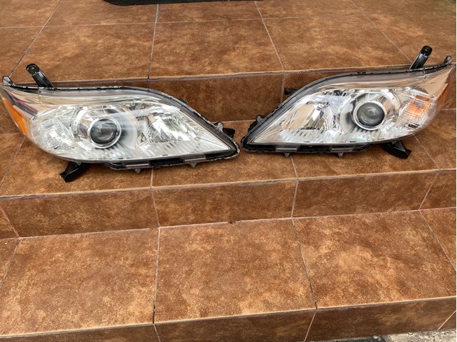 8111008030 Toyota фара правая