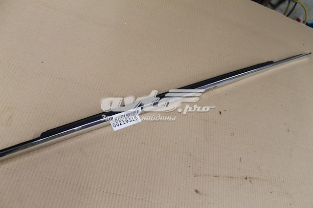 A2137200224 Mercedes накладка двери уплотнительная