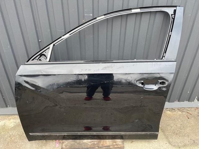 561831055G VAG дверь передняя левая