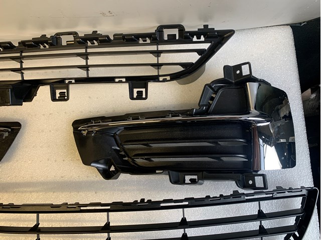 51117325395 BMW молдинг решетки бампера переднего левый