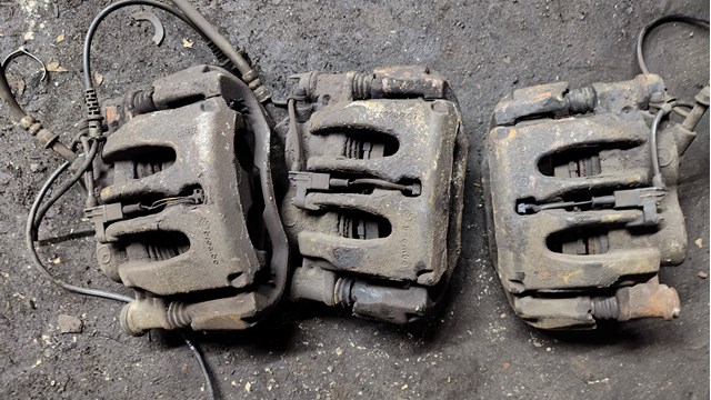 A0004207515 Mercedes | Скоба тормозного суппорта переднего A 000 420 75 ...