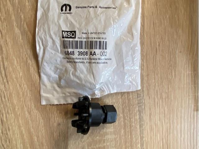 68483908AA Chrysler отбойник капота