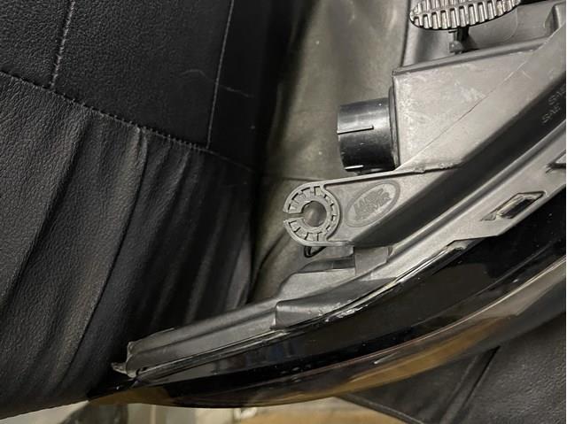 LR024260 Land Rover фара правая