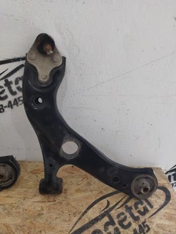 4806810130 Toyota рычаг передней подвески нижний правый