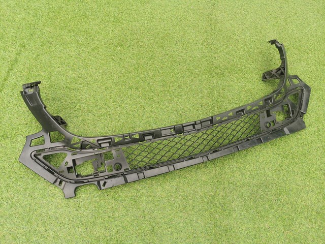 A1668853965 Mercedes решетка в бампер