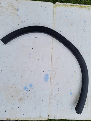 A1568851200 Mercedes накладка крила