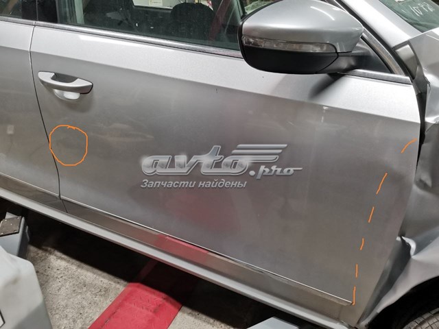 561831056G VAG дверь передняя правая