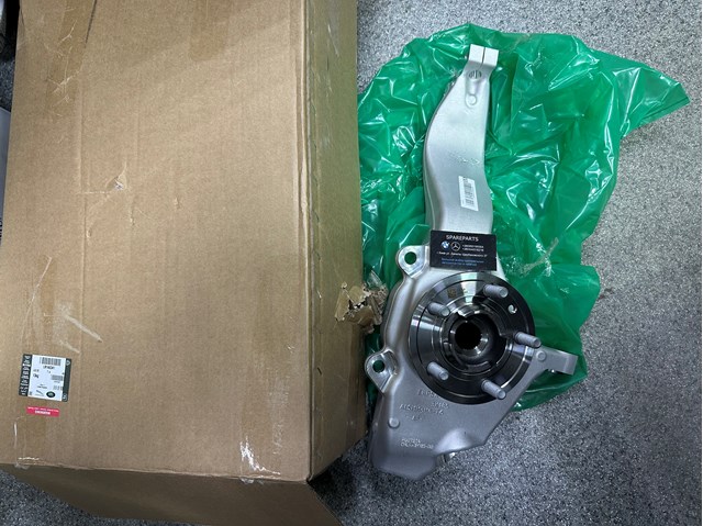 LR146341 Land Rover Цапфа (поворотный кулак) передний правый
