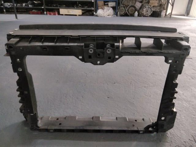 561 805 588 C VAG кронштейн для радиатора