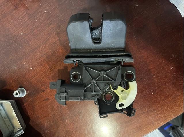 8P4827505C VAG замок багажника