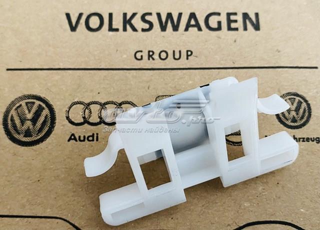 8J0853909 VAG фиксатор пластиковый пружинный накладки порога