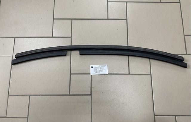 51767210737 BMW Уплотнитель капота