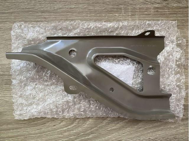 1487696S0A Tesla Motors кронштейн крепления крыла переднего правого