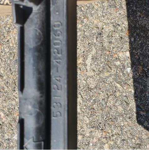 5312442060 Toyota молдинг решетки радиатора левый