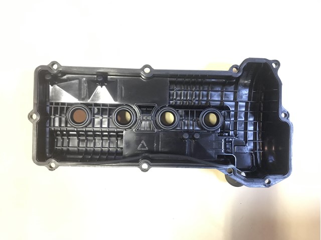 1035A699 Mitsubishi Крышка клапанная