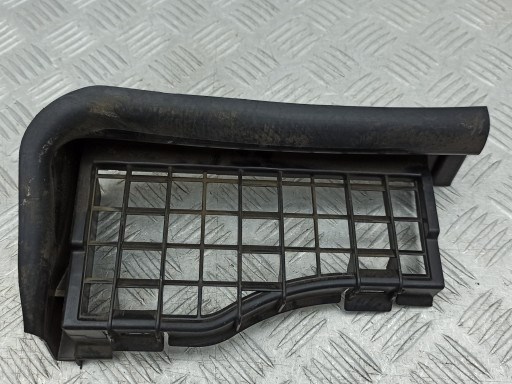 A1768300413 Mercedes накладка возле воздухозаборника