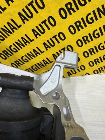 K15639060 Mazda Подушка (опора) двигателя правая