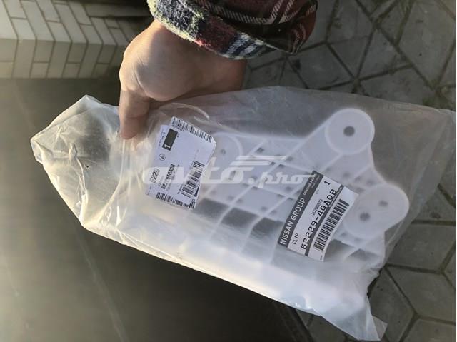 622294GA0B Nissan/Infiniti Кронштейн бампера переднего левый