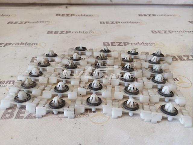 2119880578 Mercedes пистон (клип крепления накладок порогов)