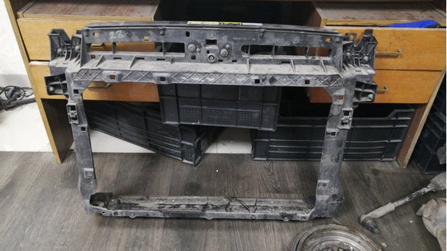 565805588P VAG суппорт радиатора в сборе (монтажная панель крепления фар)