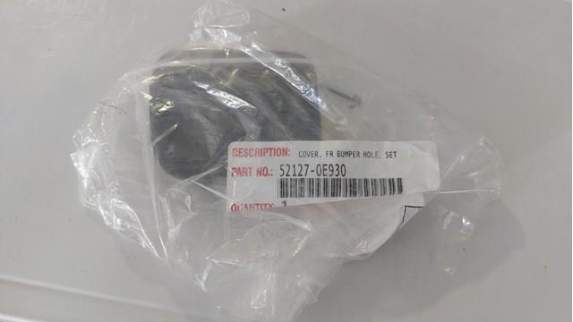 521270E930 Toyota Заглушка бампера буксировочного крюка передняя правая