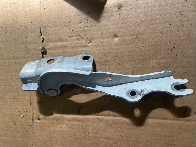 KD5352410A Mazda петля капота правая