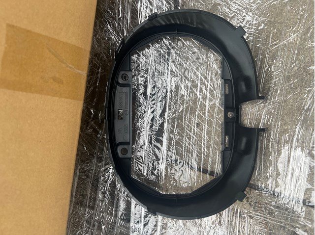 KB8D50721 Mazda Кронштейн эмблемы решетки радиатора