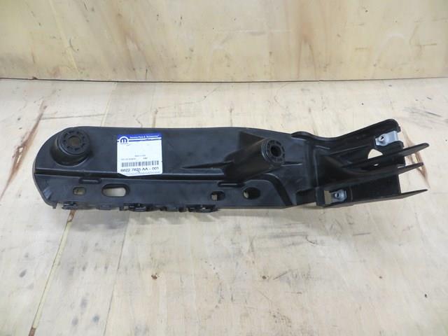 68227825AA Chrysler Кронштейн бампера переднего левый