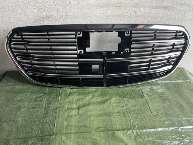 A2238804100 Mercedes решетка новая