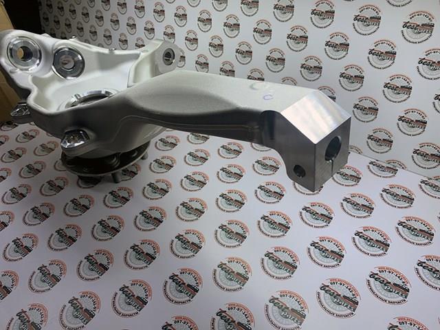 LR146341 Land Rover цапфа (поворотный кулак передний правый)