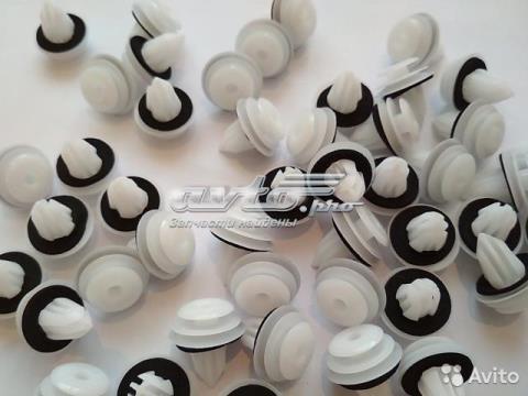 MU000504 Mitsubishi пистон (клип крепления обшивки двери) (Передней)